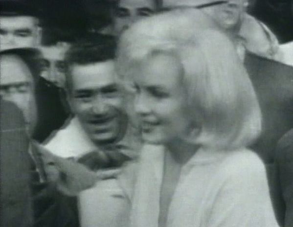 1961 Marilyn sort de l’hôpital Columbia Presbyterian Medical Center, New-york (1) - Marilyn pour ...