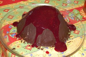 Entremet fruits rouges et citron sous son dôme chocolaté - Ouvrez grand ...