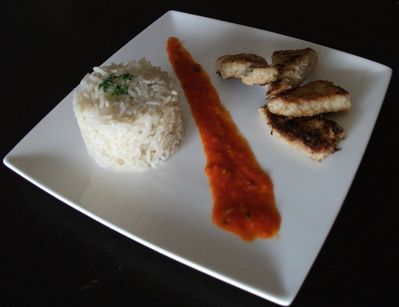 Escalope de porc pané à la noix de coco et sa sauce tomate epicée ...