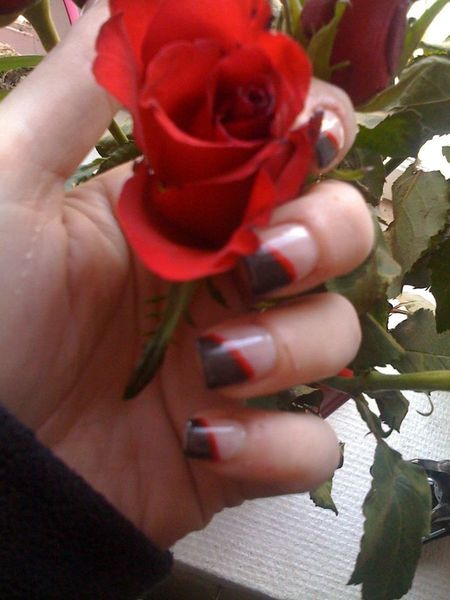 French en biais avec liseret rouge ongle en gel noir rouge anthracite ...