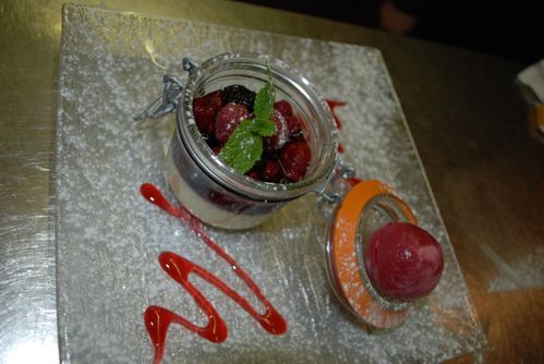 La Panacotta au Chocolat blanc, Nage de Fruits rouges et Sorbet Cassis ...