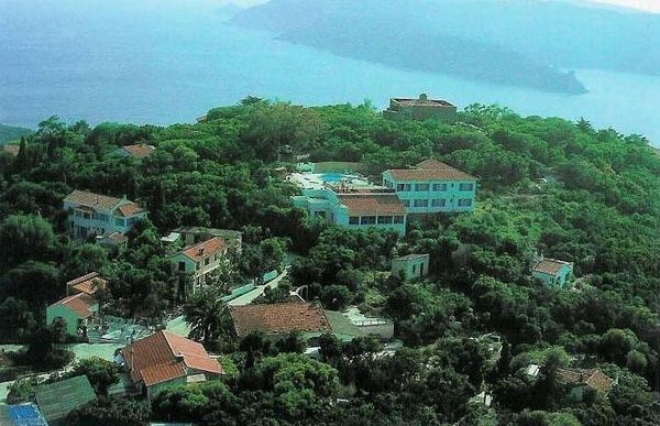Vue aérienne du "centre du village" - île du levant - domaine naturiste ...