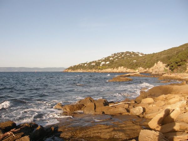 Héliopolis vu des Grottes - île du levant - domaine naturiste d ...