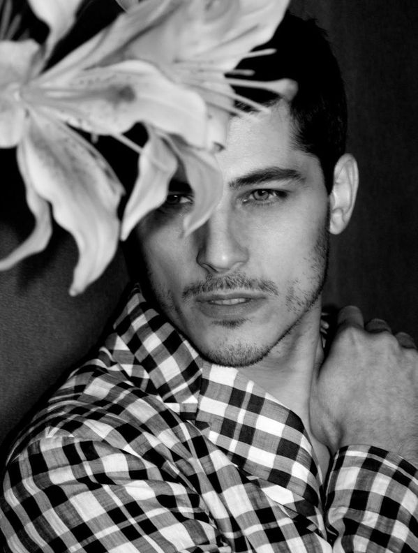 Atesh Salih par Andrea Vecchiato@Seventh Man - Men's Runway