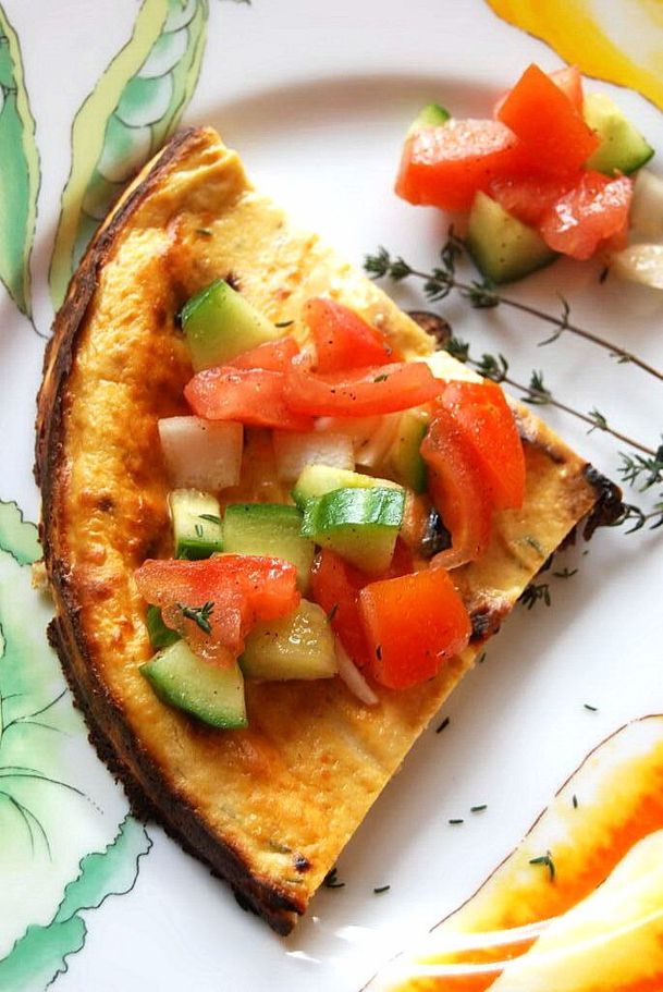 Un gâteau de ricotta au tartare de légumes d'été - Couleurs-noir et blanc